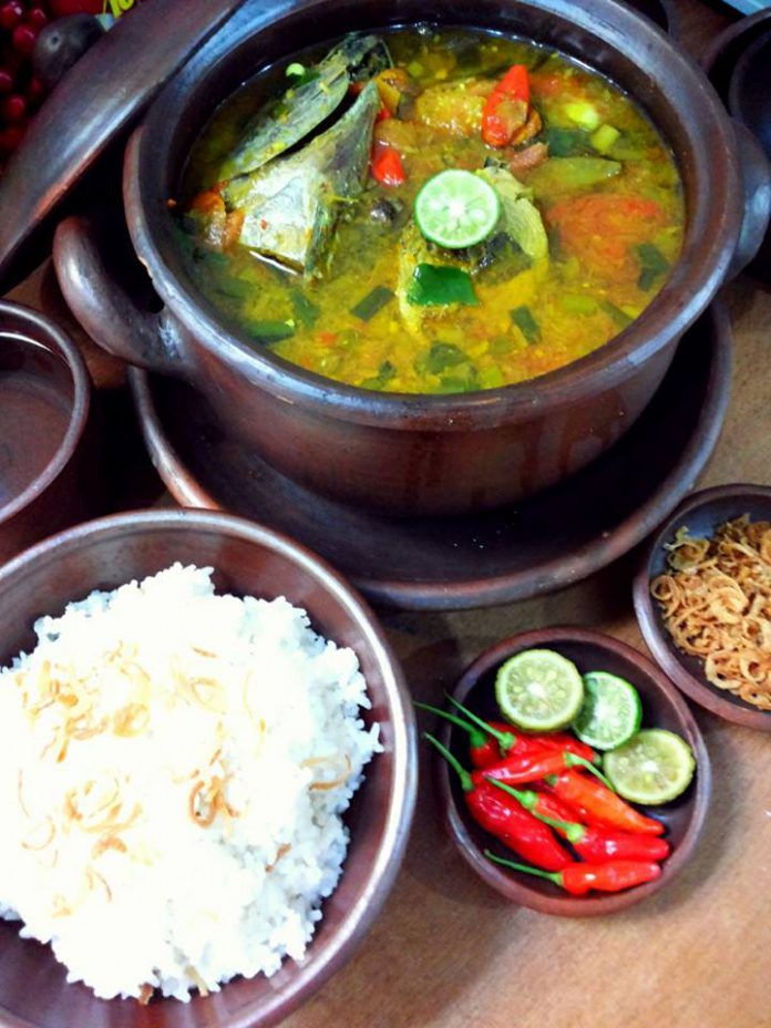 Ikan Tongkol Masak Mandar (Bau Peapi) by Risma Ariani