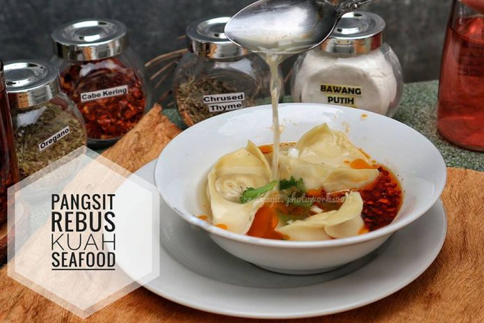 Pangsit Rebus Kuah Kaldu Seafood by Resty Ayu Deswari
